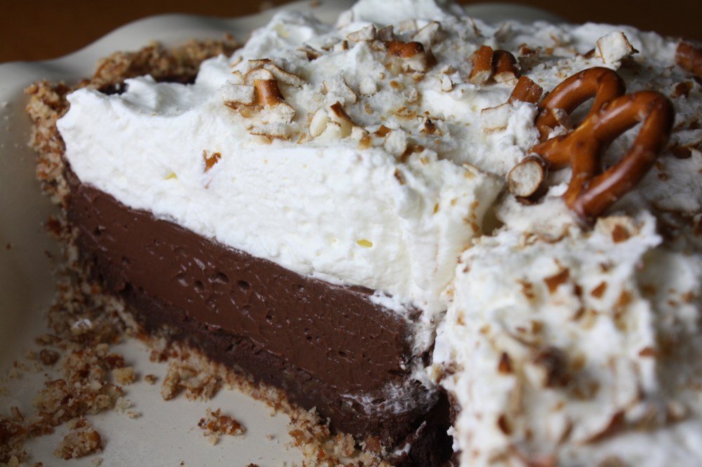 Chocolate Covered Pretzel Pudding Pie | The Gourmand Mom